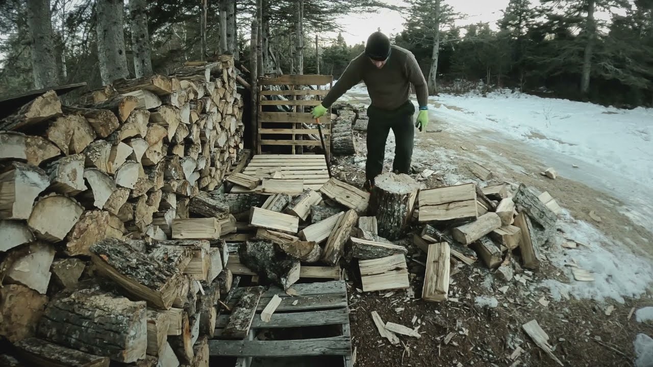 Splitting a HUGE semi-frozen poplar log and normal ones with Fiskars ...
