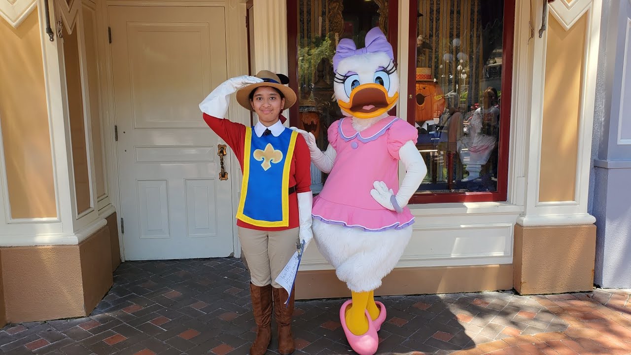 I as Musketeer Mickena meets Daisy Duck in Disneyland 2024 - YouTube