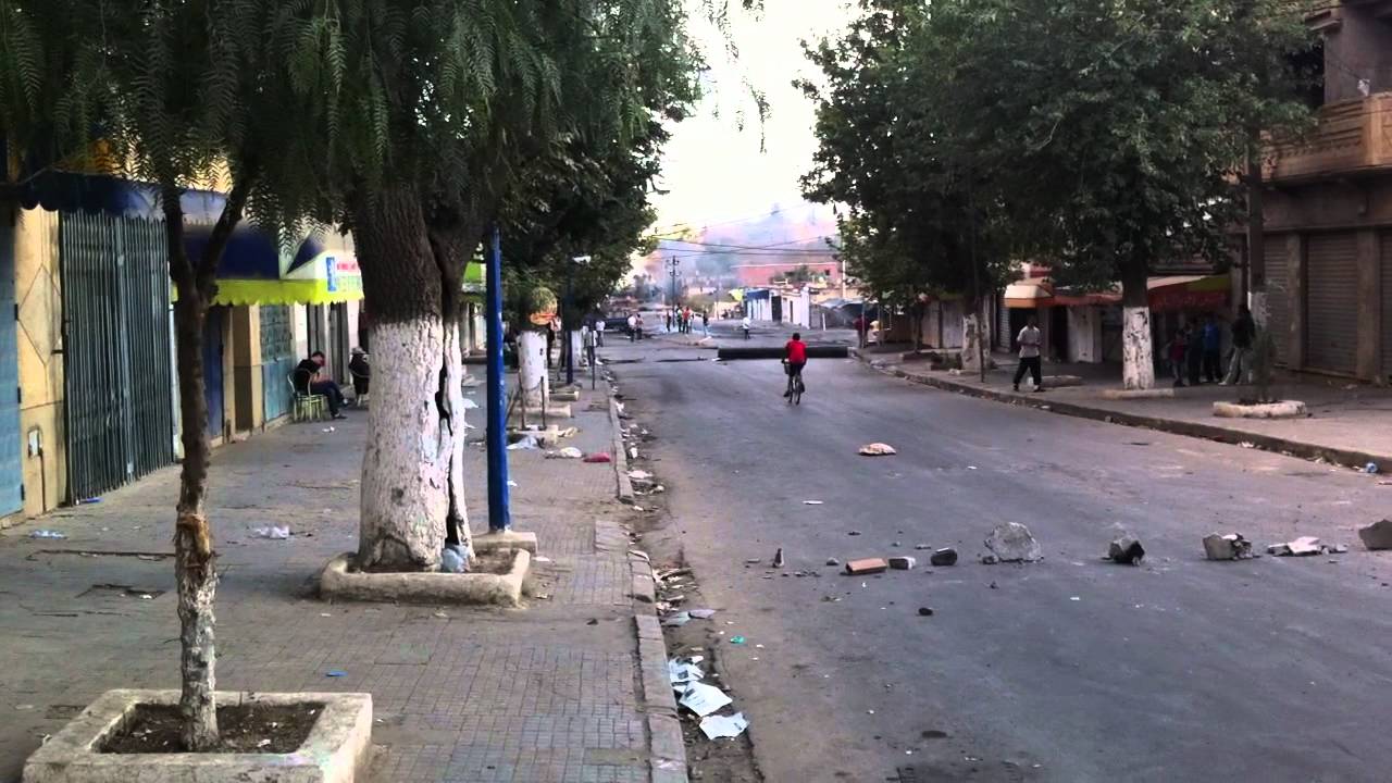 Emeute a bir ghbalou 06 octobre - YouTube