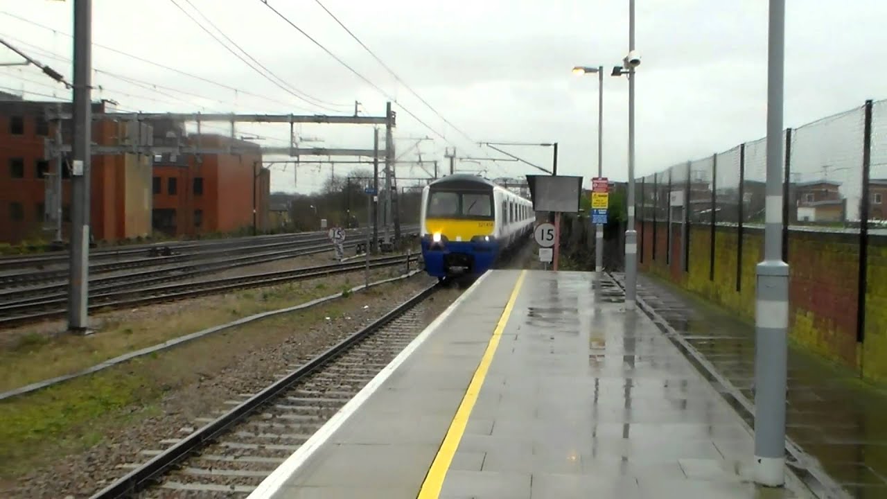 London Overground Class 321, 321414, 2V33 arriving into Romford (26th ...