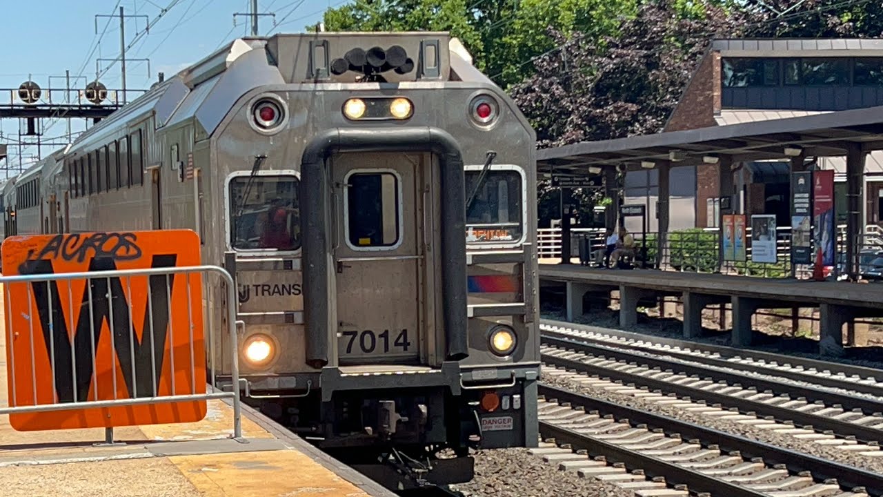 NJ TRANSIT Train Bi multi level double-decker Train entering departing ...