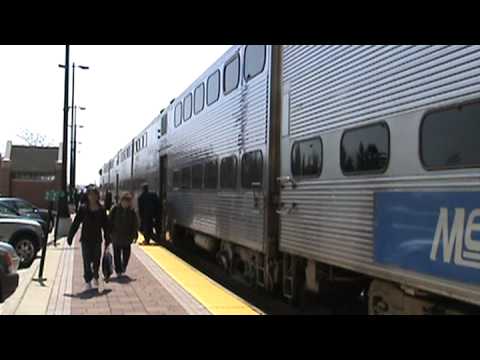 Metra 115 Leads Outbound Train #2113 North, Northbrook, IL - YouTube