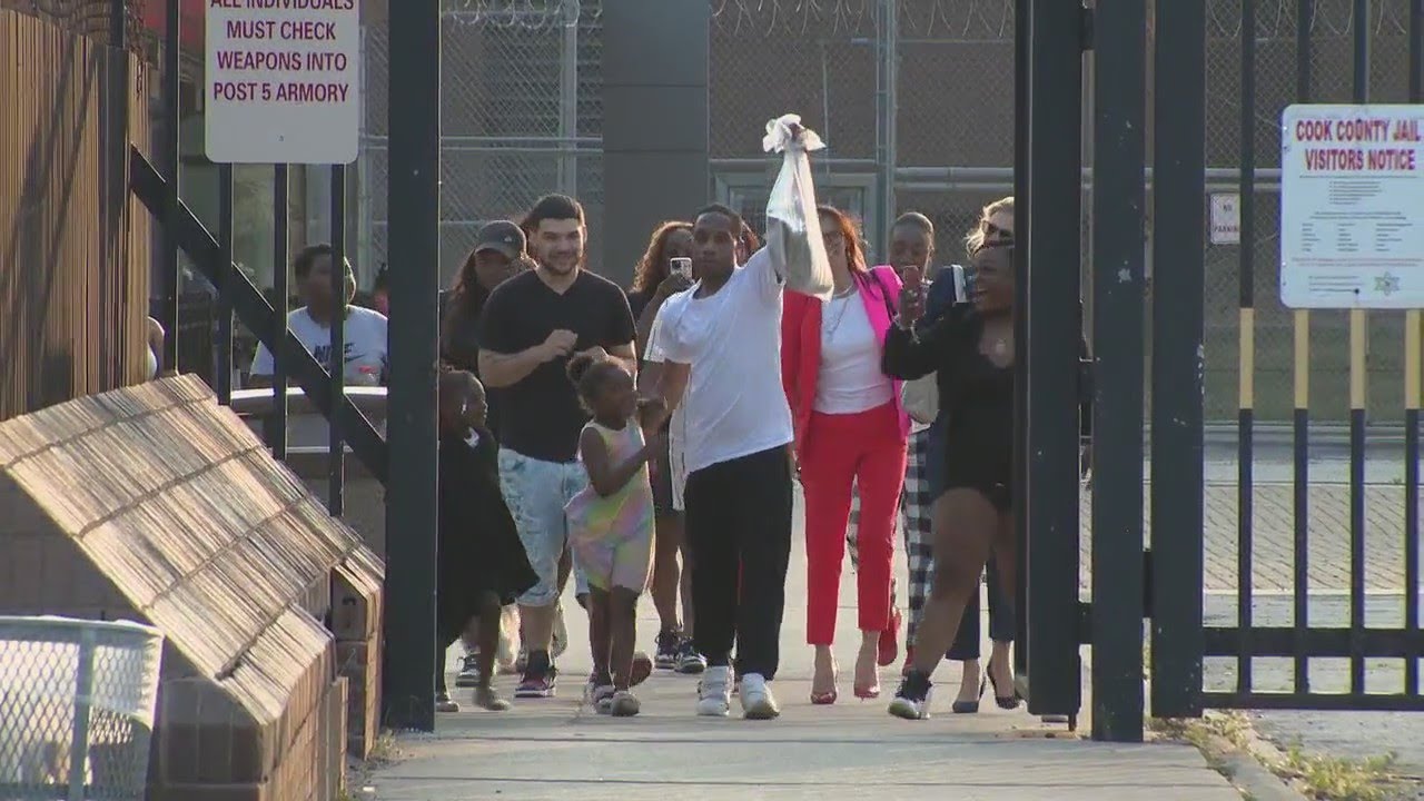 Man charged in murder of Chicago cop walks out of jail a free man - YouTube
