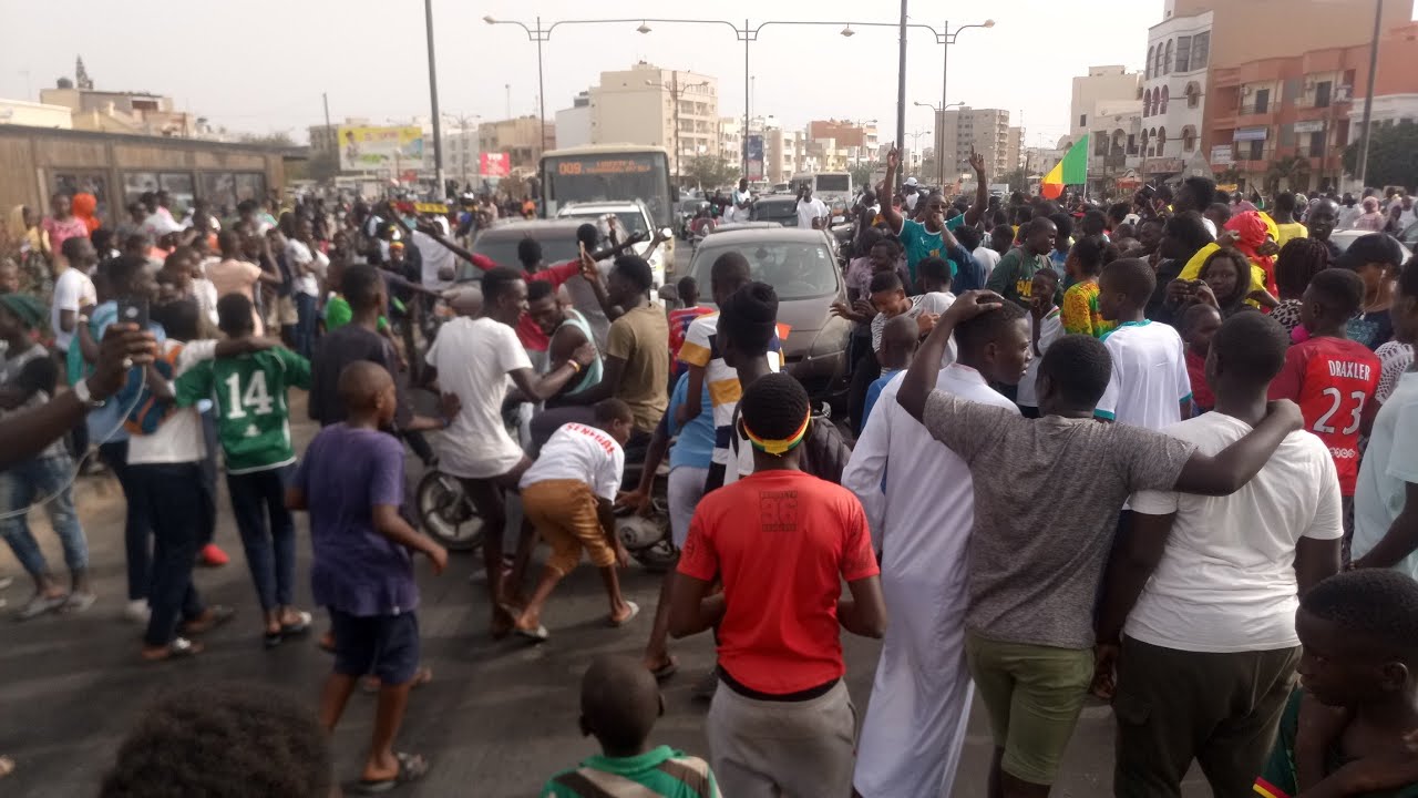 Les rues de Dakar nous ont rappelé 2002, quelle ambiance... - YouTube
