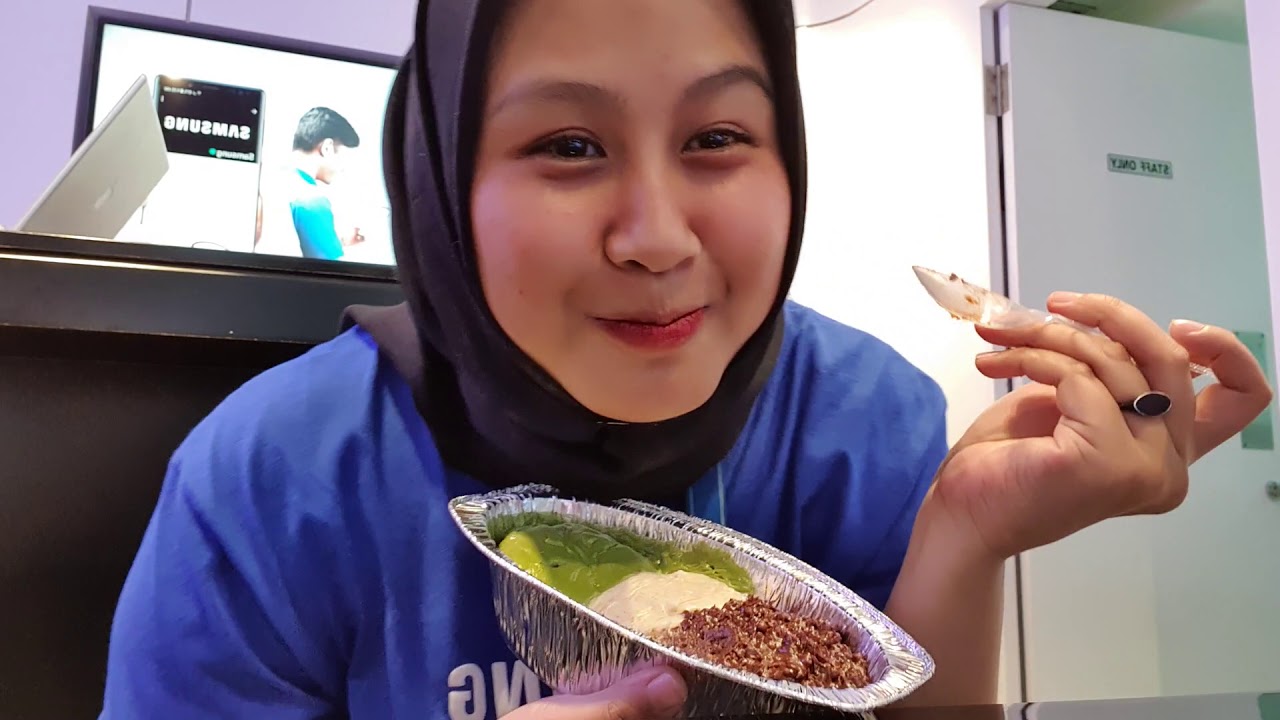 MAKAN ROTI DGN CARA BEDA BIAR KEKINIAN - YouTube
