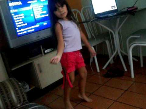 nina dançando