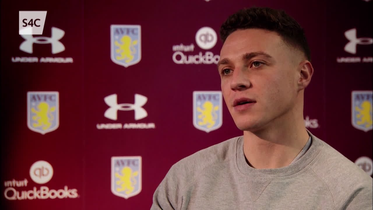 ⚽ JAMES CHESTER: Dylan Ebenezer aeth i sgwrsio gydag amddiffynnwr Cymru ...
