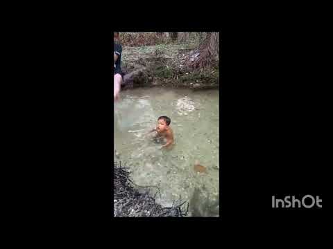 mandi di sungai belakang rumah gays 📸 dingin dan enak banget