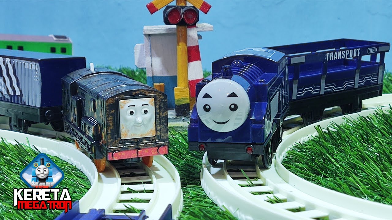 Lucu Kereta Api Thomas! Drama Merakit Menjalankan Kereta Thomas Biru ...