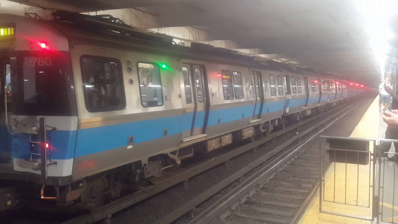 Mbta blue line at state st - YouTube