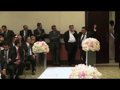 Yehudi bey Iran musiqisinin sedaları altında reqs edir.