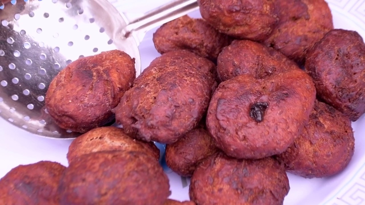 Des beignets à base de haricot à Kirundo... - YouTube