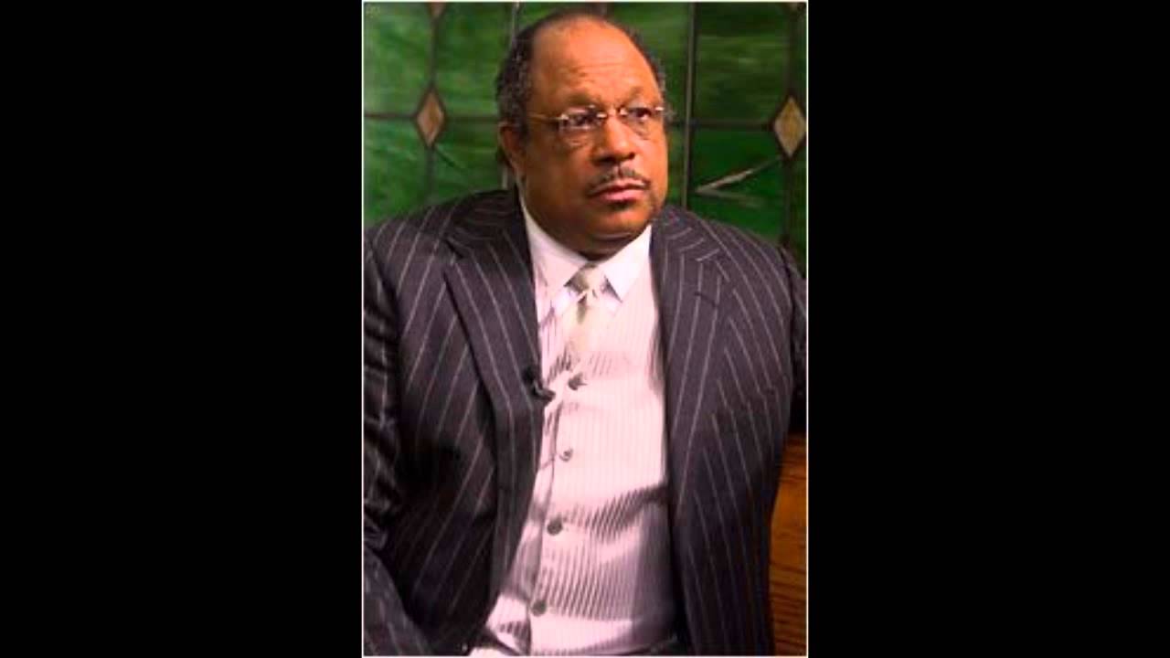 Pastor Manning exposing Obama's crimes on the air with Luca Zanna - YouTube