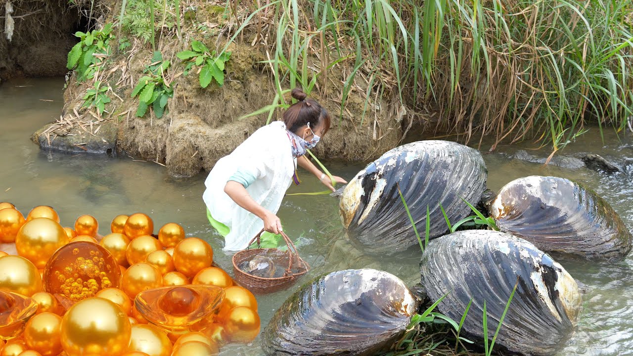 Girl Unearths Century-Old Giant Mutant Clam in River, Revealing a Cache ...