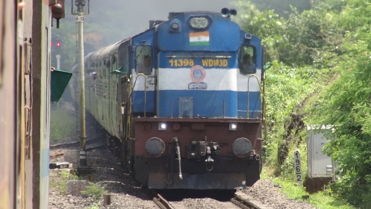 12133 Mumbai - Mangalore SF Express Crossing 11086 GOA AC Double Decker ...