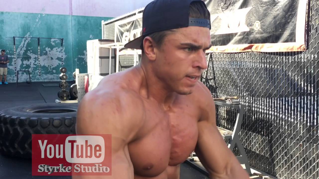 Muscle Model Kevin Battle Ropes Styrke Studio - YouTube