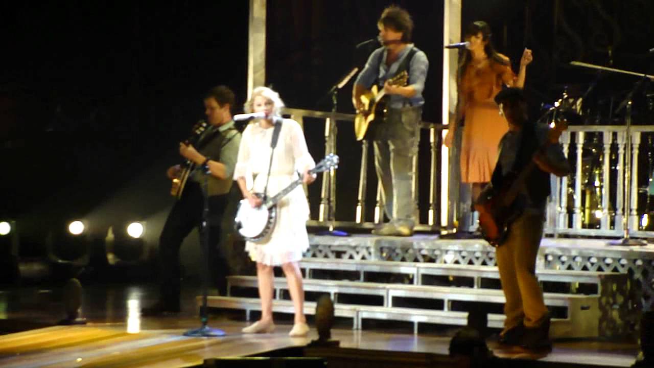 Taylor Swift- Our Song LIVE - YouTube