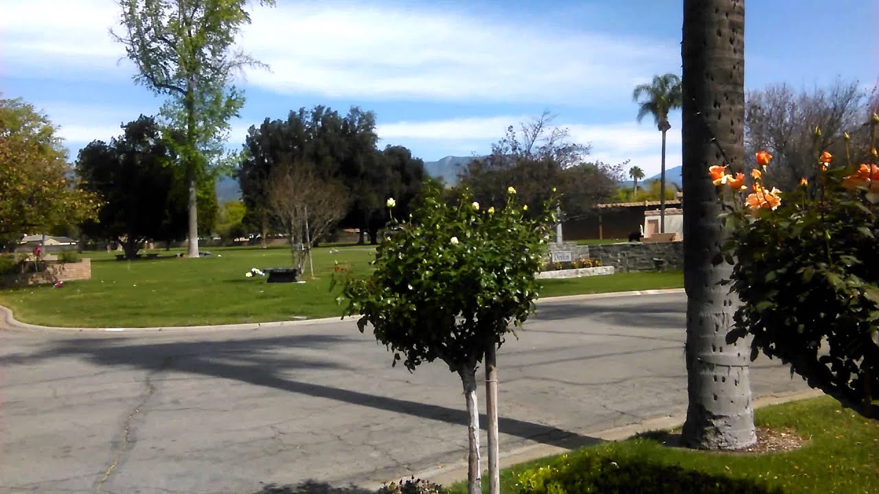 Ozzy's Guitarist Randy Rhoads grave - YouTube
