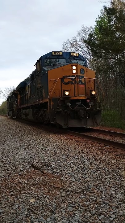 CSX power move w yn2 in the trailing - YouTube
