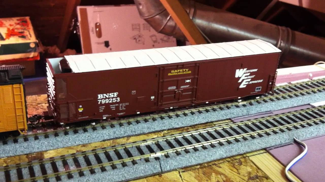 Athearn Genesis reefers with sound - YouTube