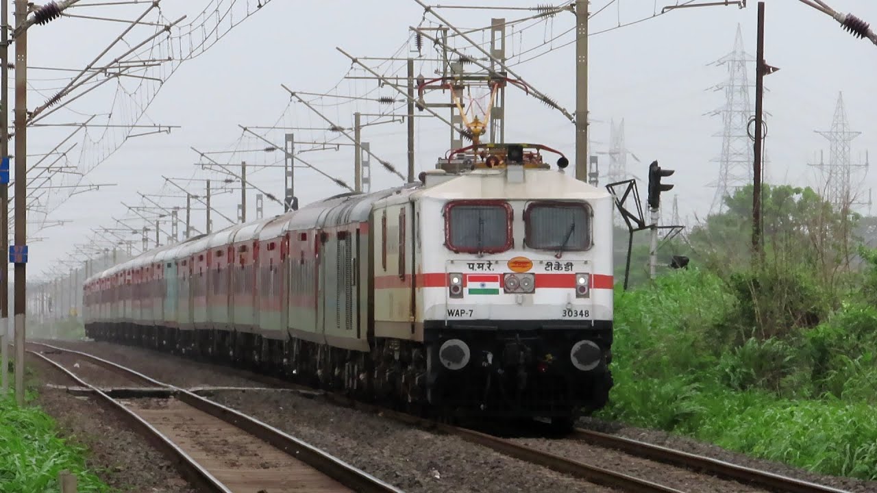 Wiper Action : WHITE TKD WAP 7 with Delhi - Pune "DARSHAN" AC Express ...