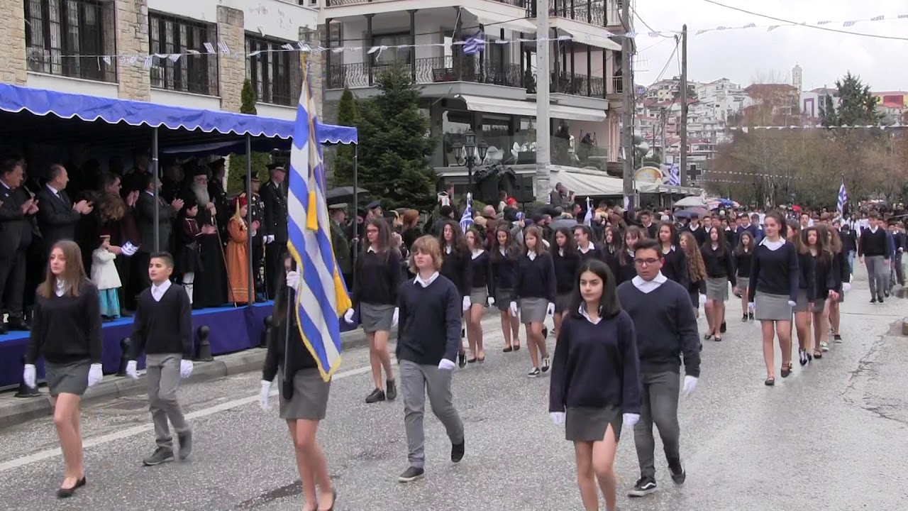 Η παρέλαση των συλλόγων και των σχολείων της 25ης Μαρτίου στην Καστοριά ...