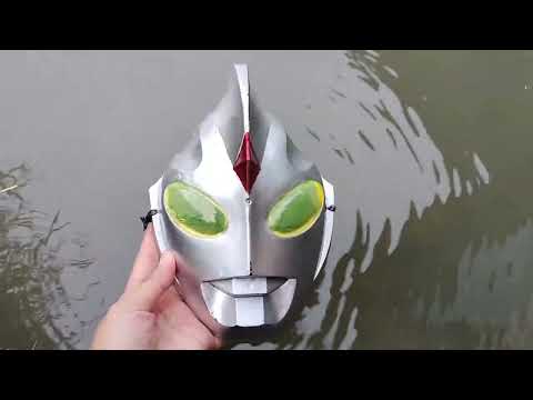 mencuci topeng kotor dan mainan ultraman oleh lumpur ungu