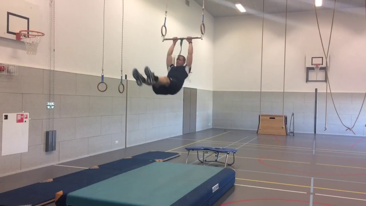 Gymles: Turnen 10: Trapezezwaaien vanuit de trampoline - YouTube