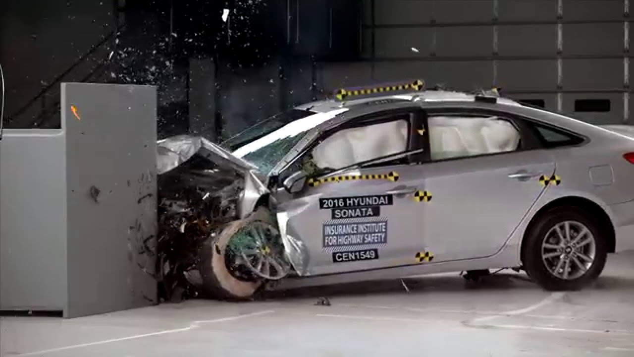 IIHS - 2016 Hyundai Sonata - small overlap crash test / GOOD EVALUATION ...