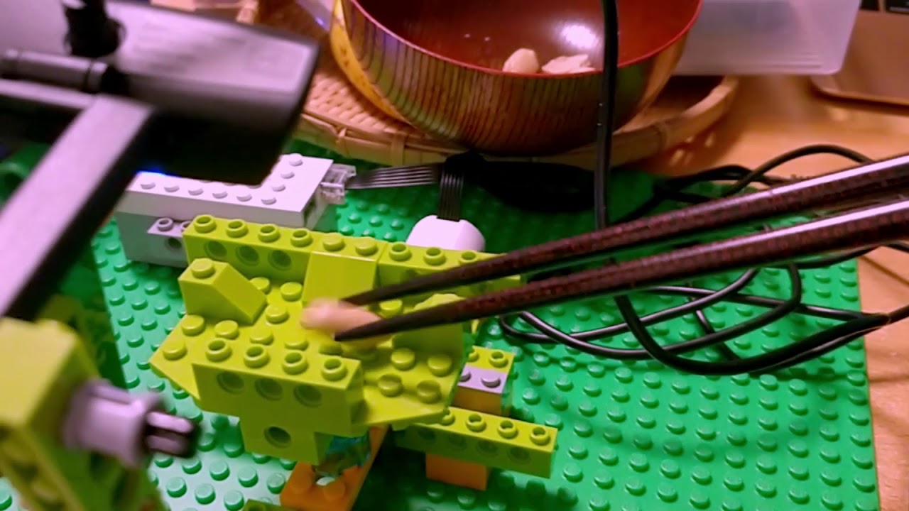 ML2Scratch で柿ピーを柿とピーに分ける装置 - YouTube