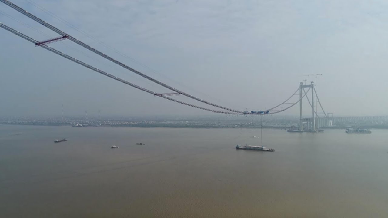 First steel box girder raised on Second Humen Bridge - YouTube