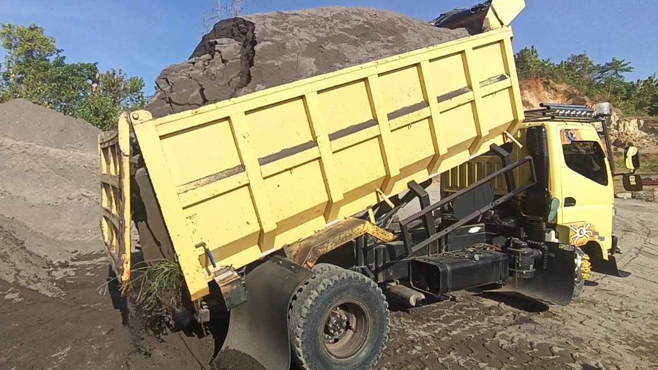 Dump Truk Pasir.Truk jomplang HINO DUTRO Jomplang Muatan Pasir Super Full Bak - YouTube