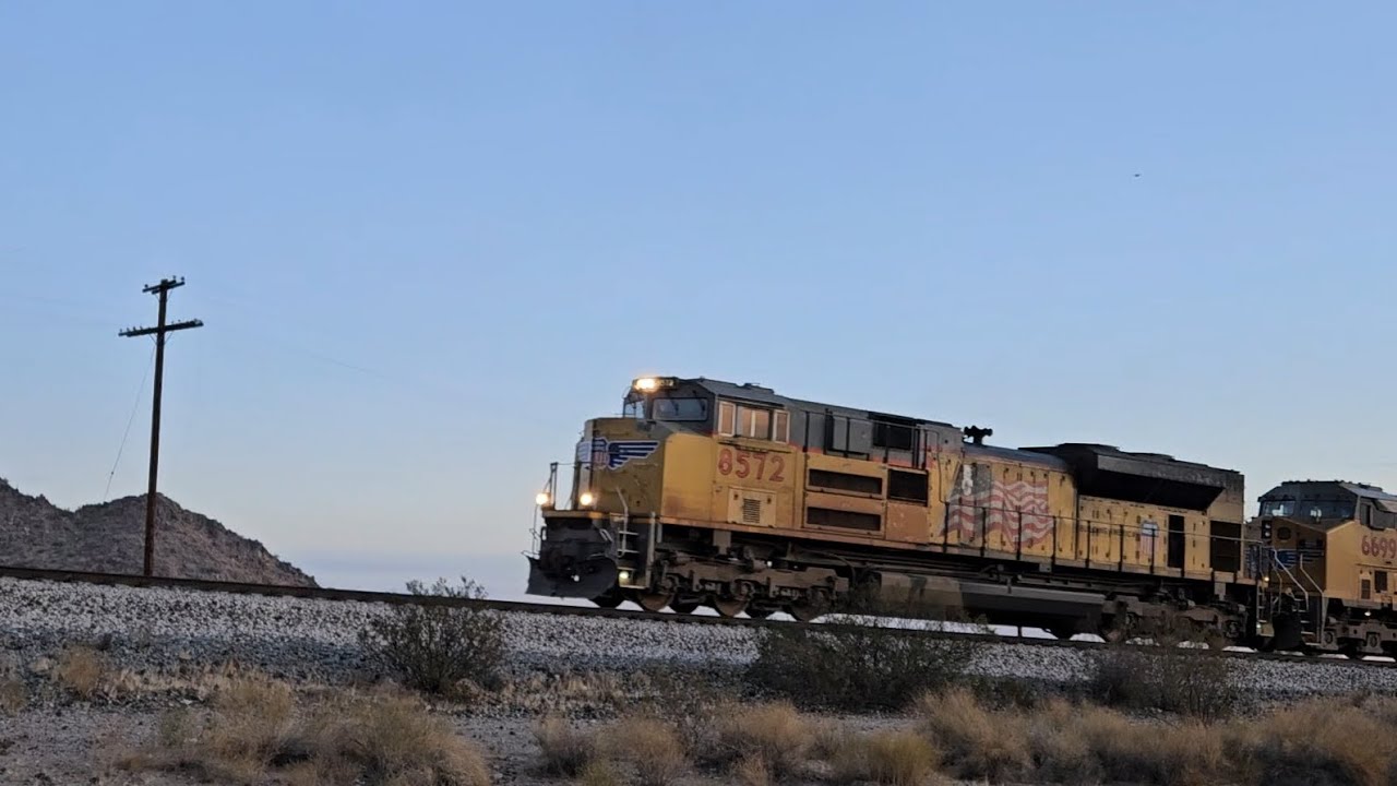 Long Union Pacific intermodal train through the Arizona desert - YouTube