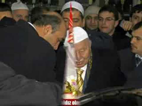 SENI SEVIYORUZ SAVUNAN ADAM !