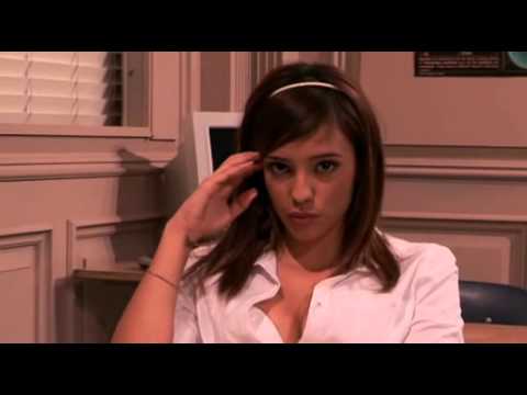 Professor de Melanie Jane so olho no olho.