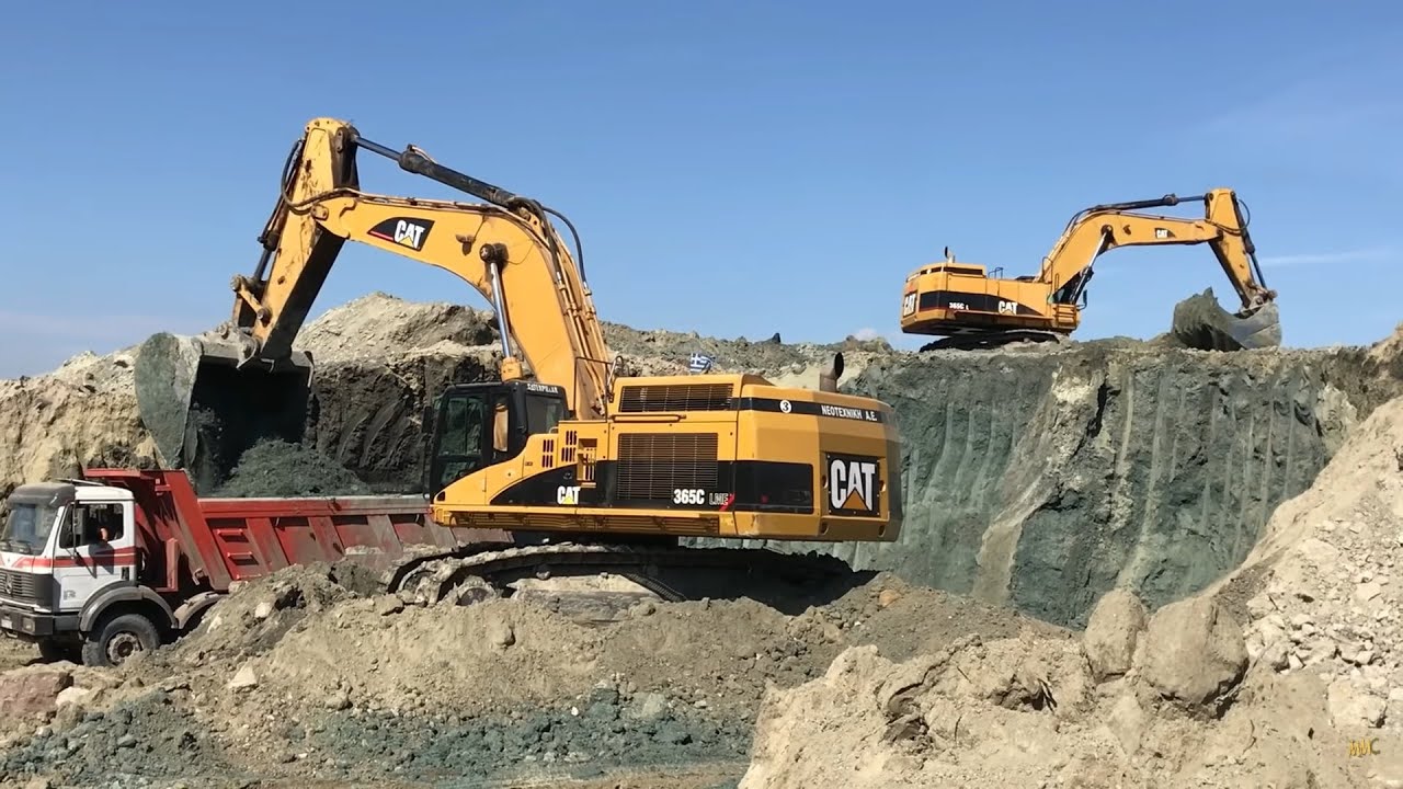 Caterpillar 365C Excavator Loading Trucks With 3 Passes - YouTube