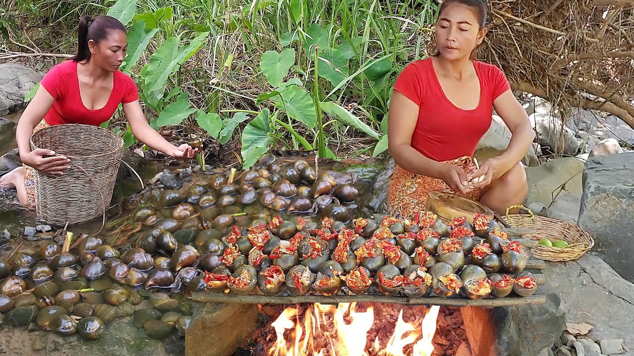 Snails hot chili grilled, Tasty food in jungle - Cooking snails for ...
