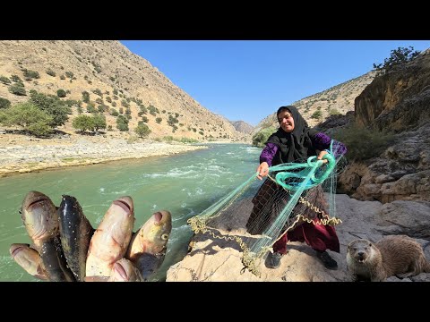 🌊🐟 A wonderful day by the river: from washing blankets to catching fresh fish! 🏞️🧺🎣