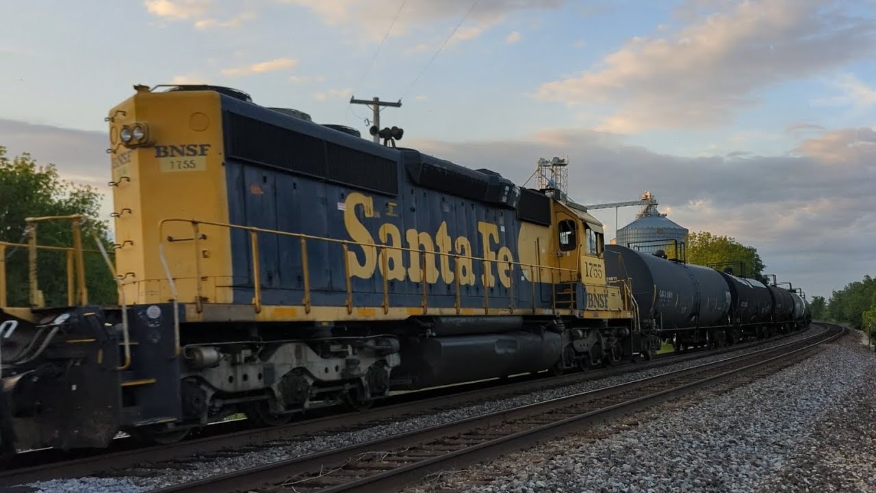 Vintage SD40-2 at #5 in ALL-EMD Lash-up! - YouTube
