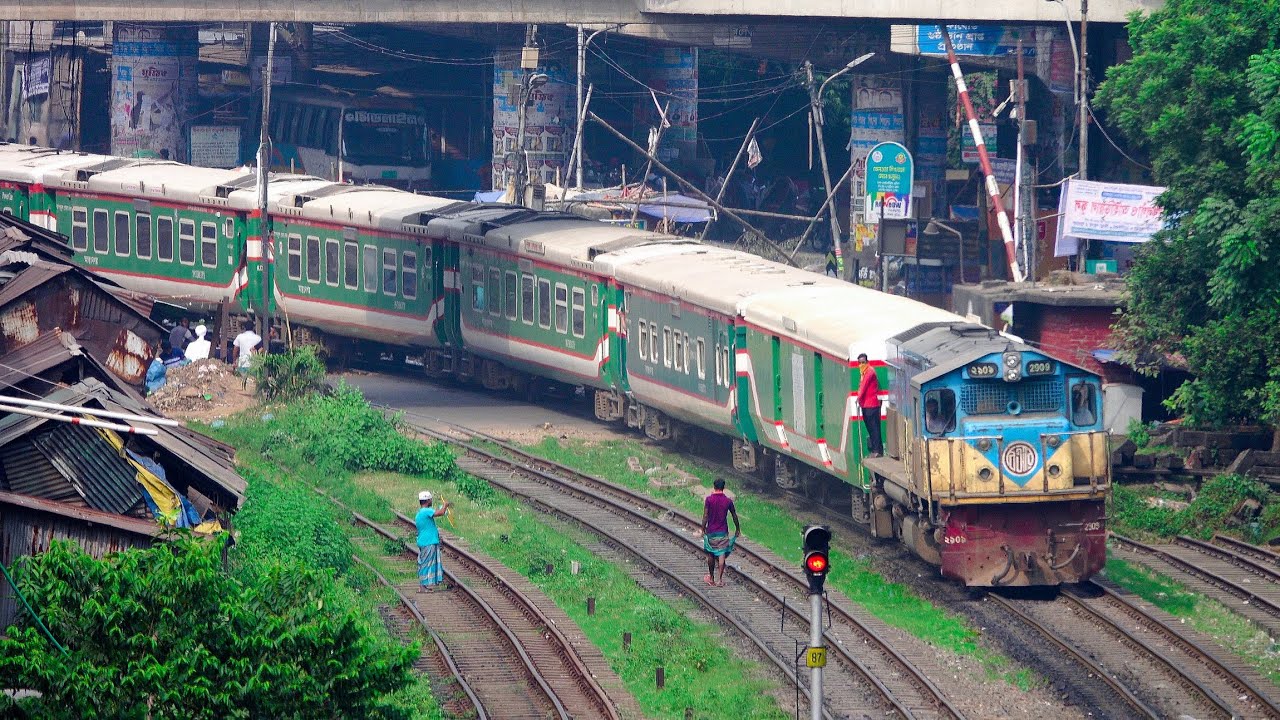 Brahmaputra Express Train arriving at Dhaka Railway Station ...