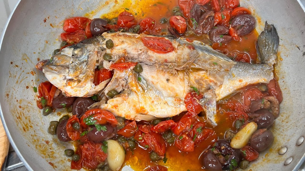 Orata in padella con capperi pomodori e olive Bream in a pan with ...