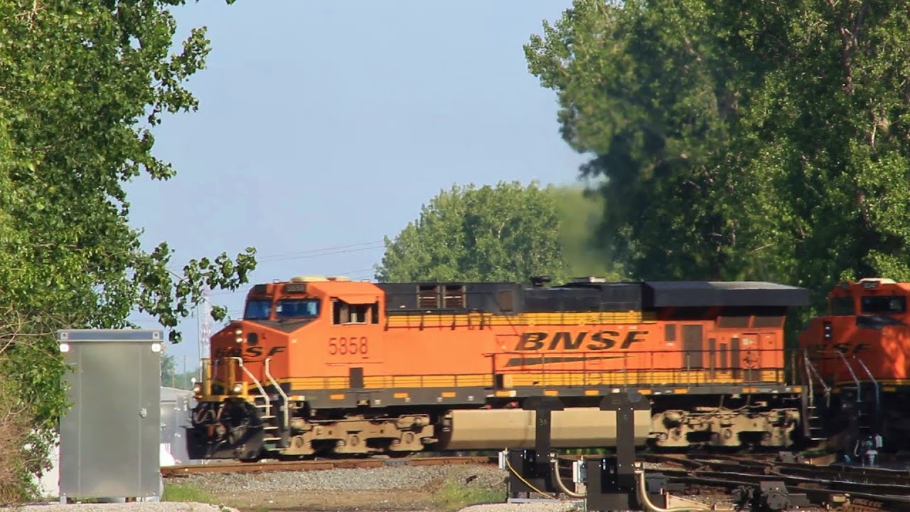 BNSF ES44AC & SD70ACe head south at Vickers leading CSX Empty Coal Train E945 - YouTube