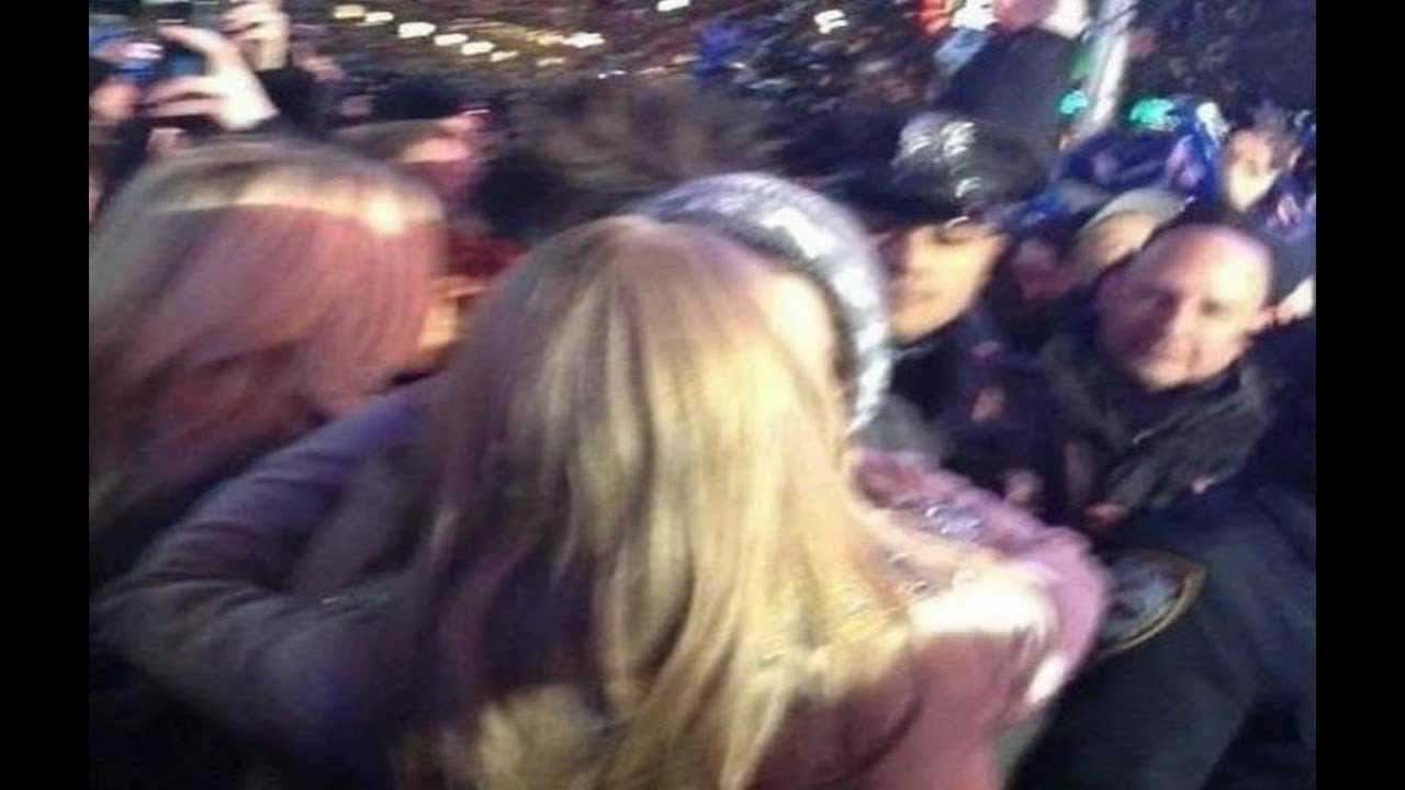 Taylor Swift & Harry Styles Kiss at Midnight on New Year's Eve - YouTube