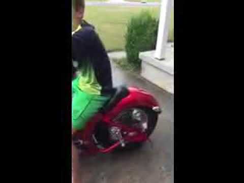 Mini chopper cherry red, v twin 250cc - YouTube