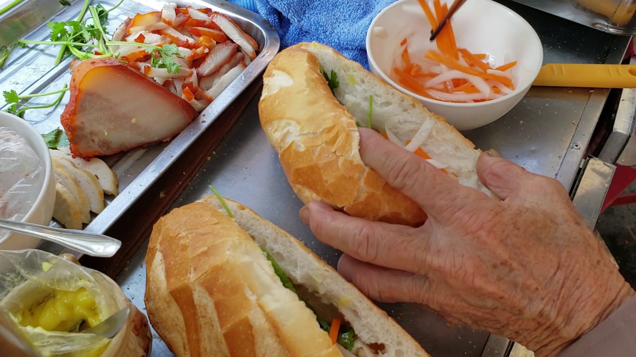 The banh mi cart has operated for 7 years on No Trang Long Street ...