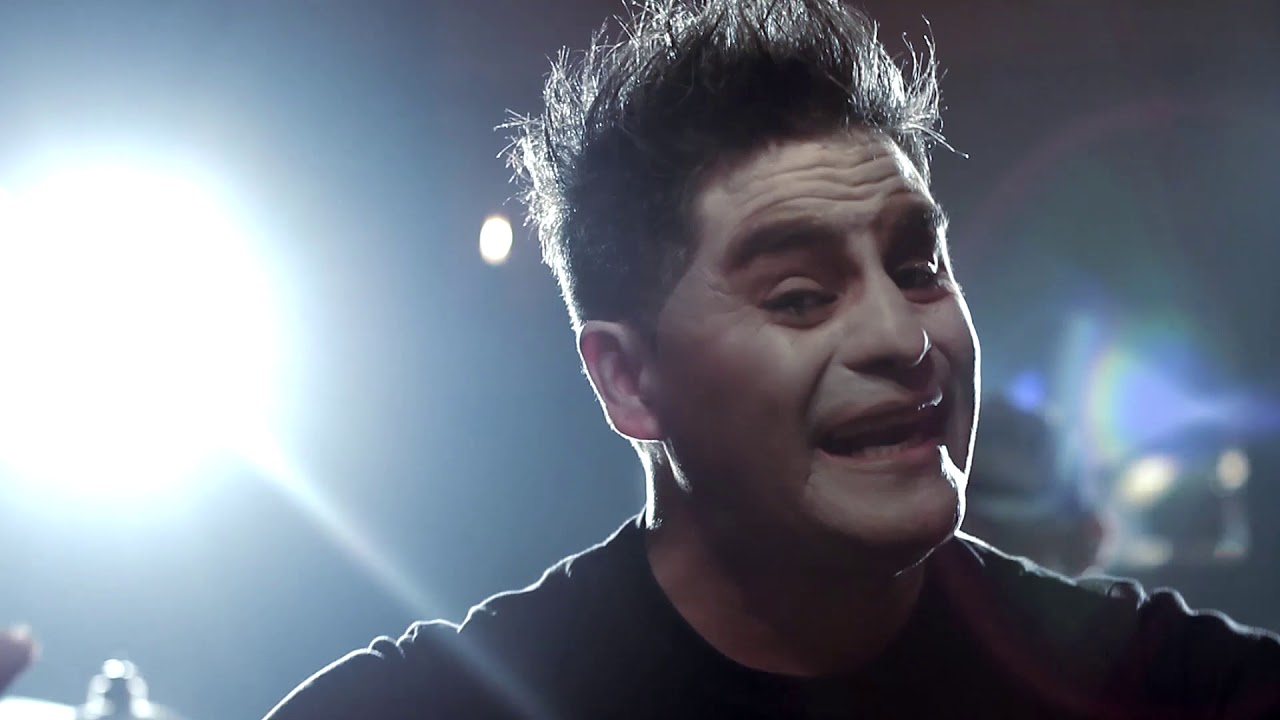 Christian Alarcón-Enciende mis manos (Video oficial) - YouTube