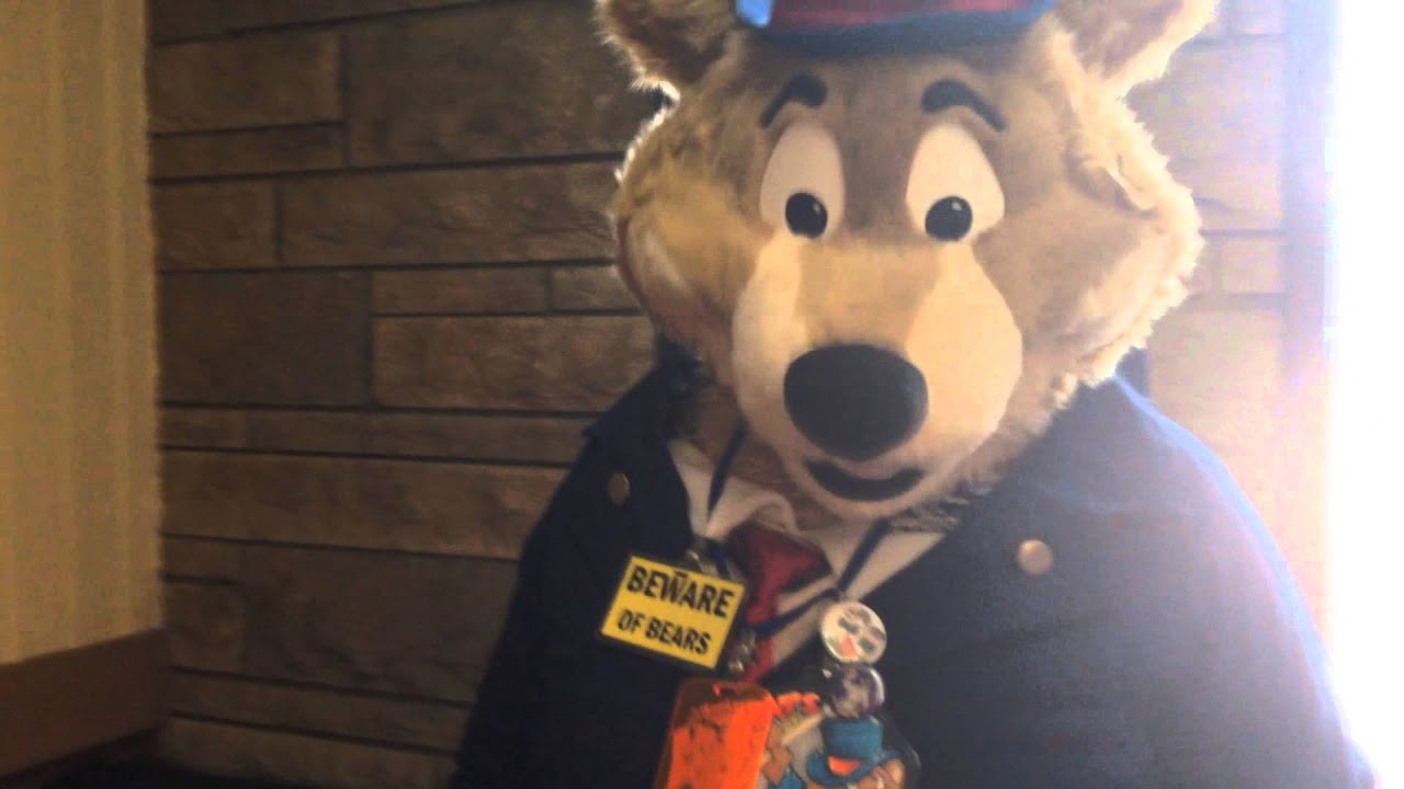 Anthrocon 2014 - Spats Bear Squeezing Out of the Booth - YouTube