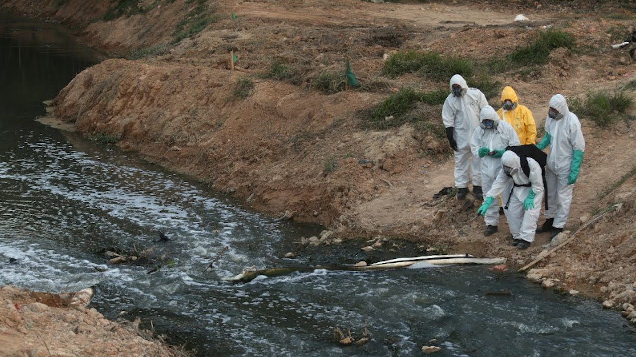 Sisa bahan kimia dilupuskan - YouTube