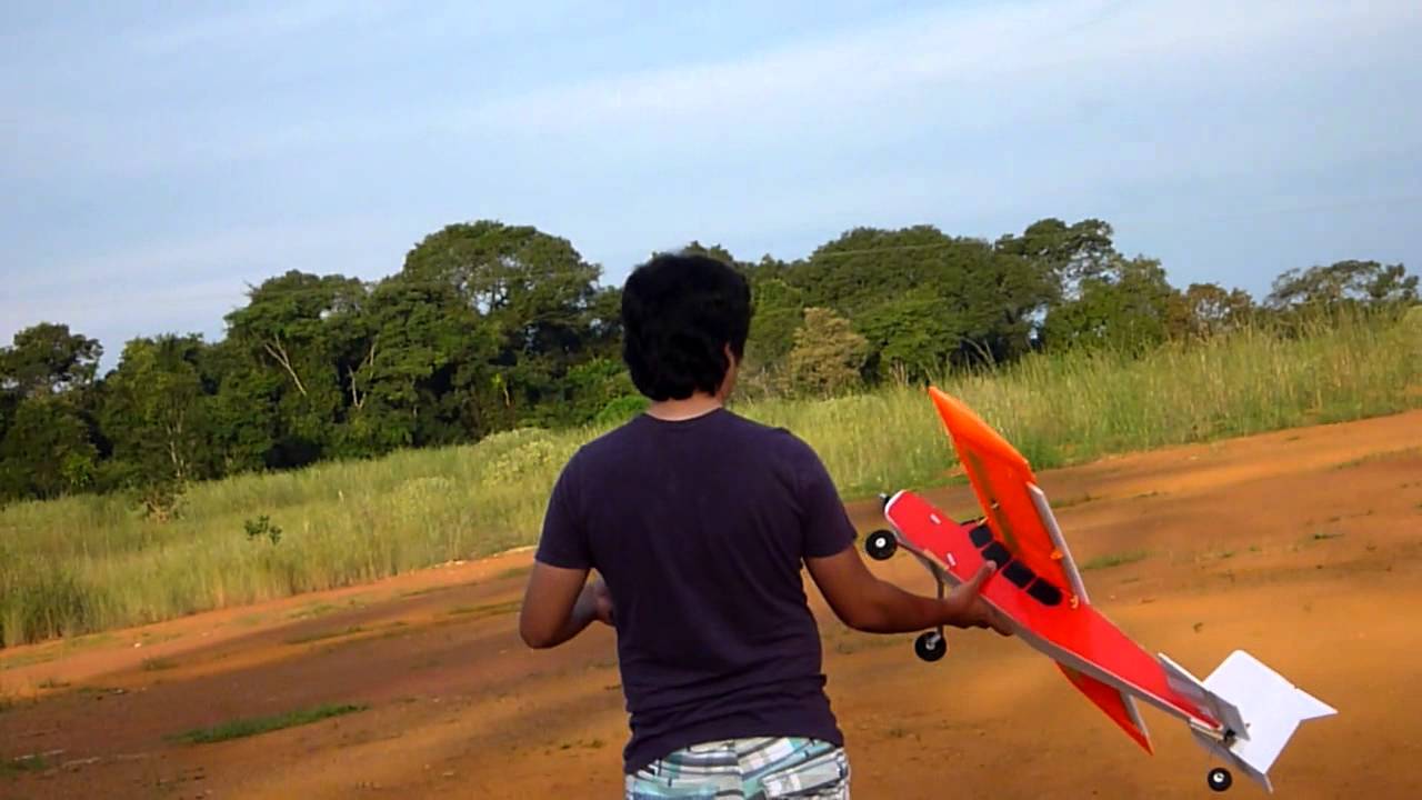 Na pista de aeromodelismo de Pires do Rio - YouTube