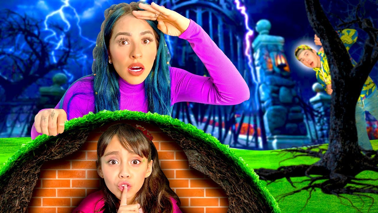 ENCONTRAMOS EL CUARTO SECRETO DE EMILY Y JUGAMOS ESCONDIDAS DE NOCHE SIN LUZ 💡😰| Karla Bustillos ...